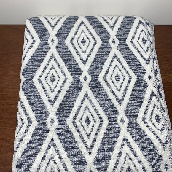 Common Thread | Bath | Common Thread 0 Cotton Bath Towel 27 X 51 | Poshmark
